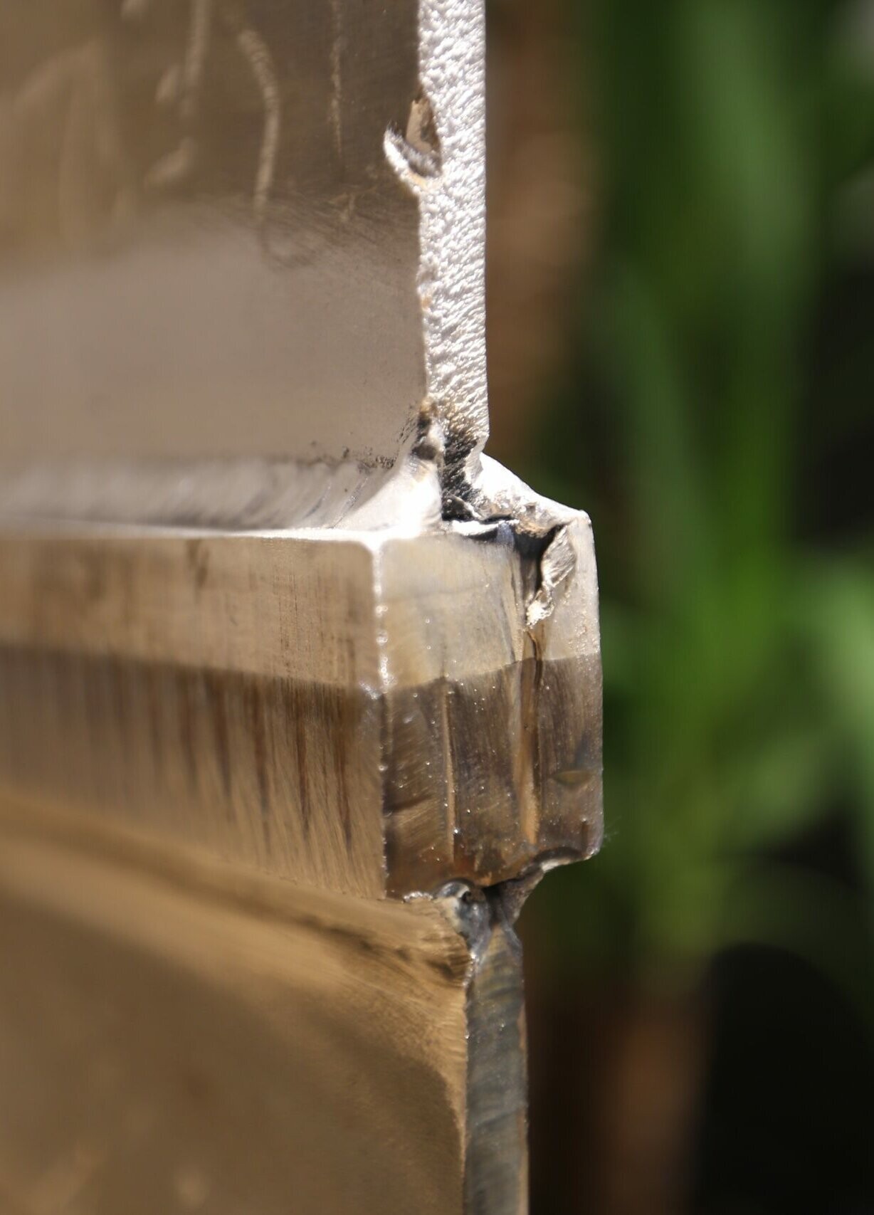 Joining steel hull aluminum superstructure | Bering Yachts